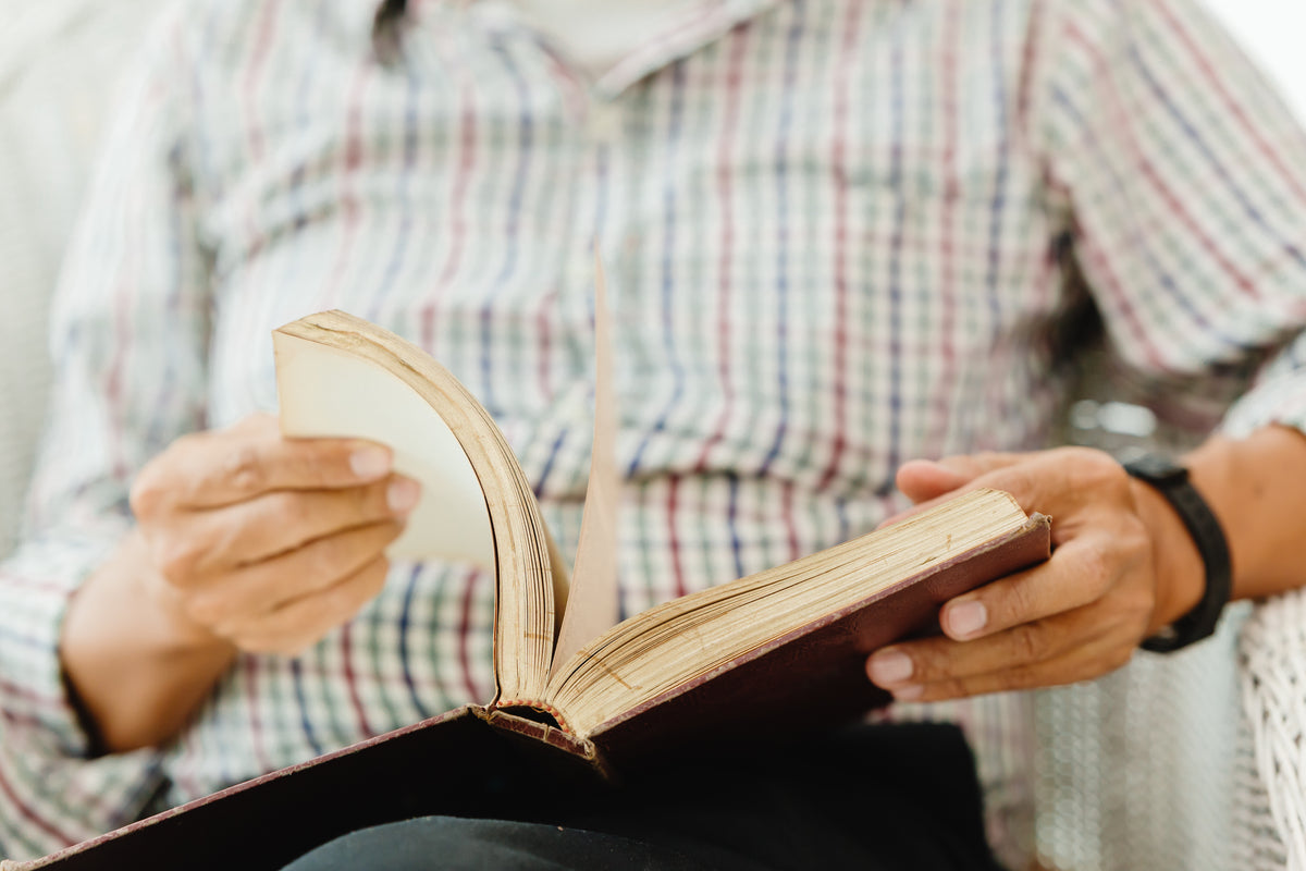 5 benefits of reading for senior citizens | Dr Amgenic